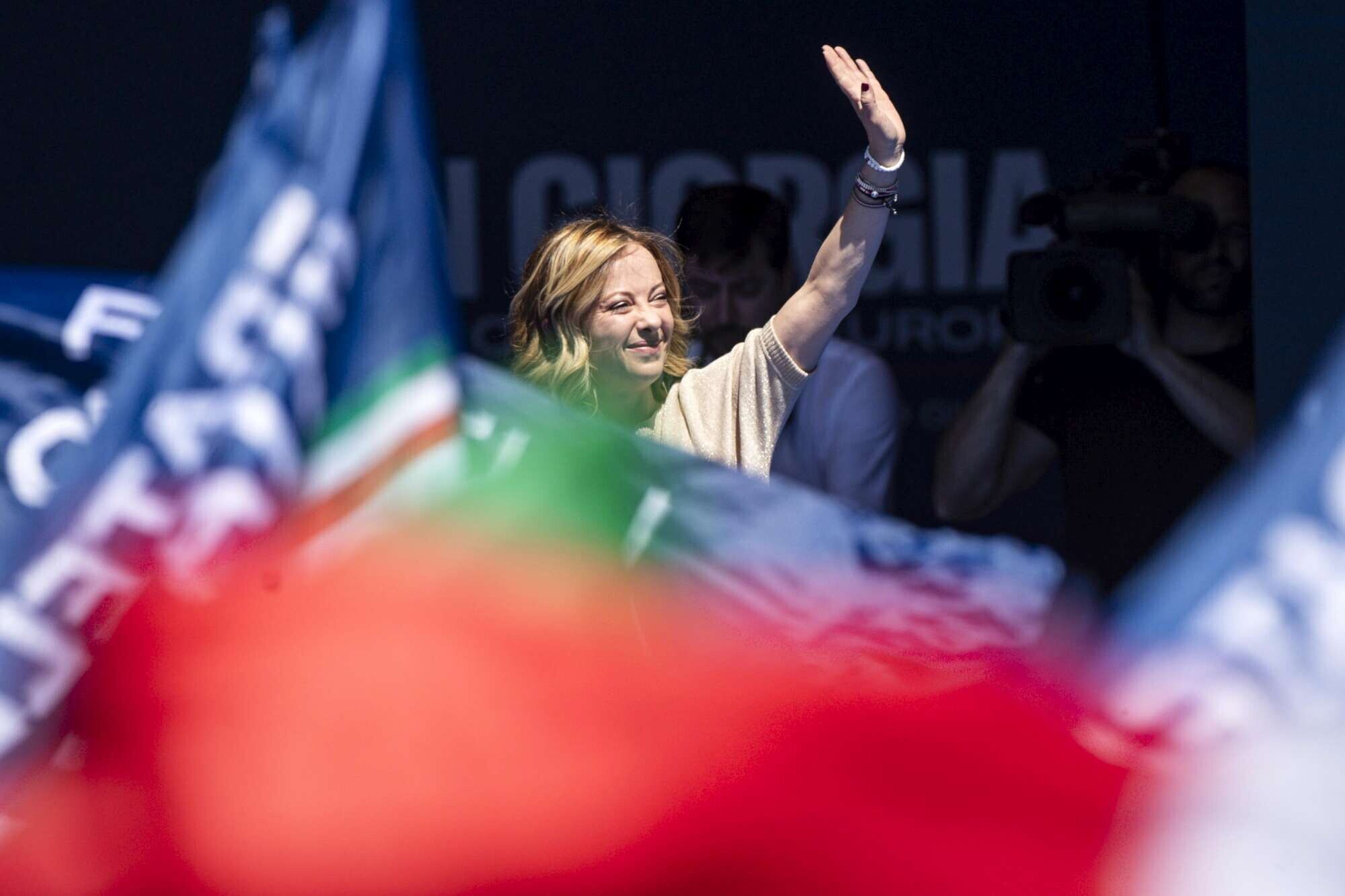 Roma, va in scena l'ultimo comizio di Giorgia Meloni prima delle Europee