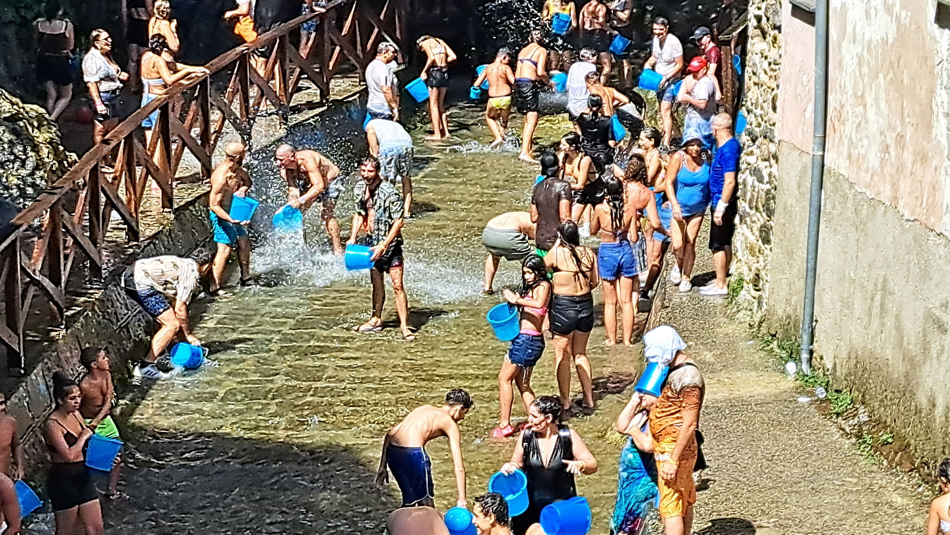 La "Chiena" di Campagna: una grande festa dell'acqua e una tradizione ...