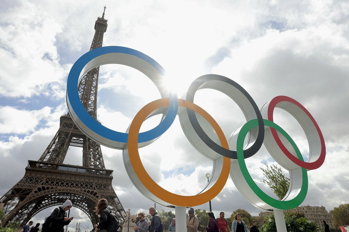 Parigi 2024, rimossi i 5 cerchi olimpici dalla Torre Eiffel