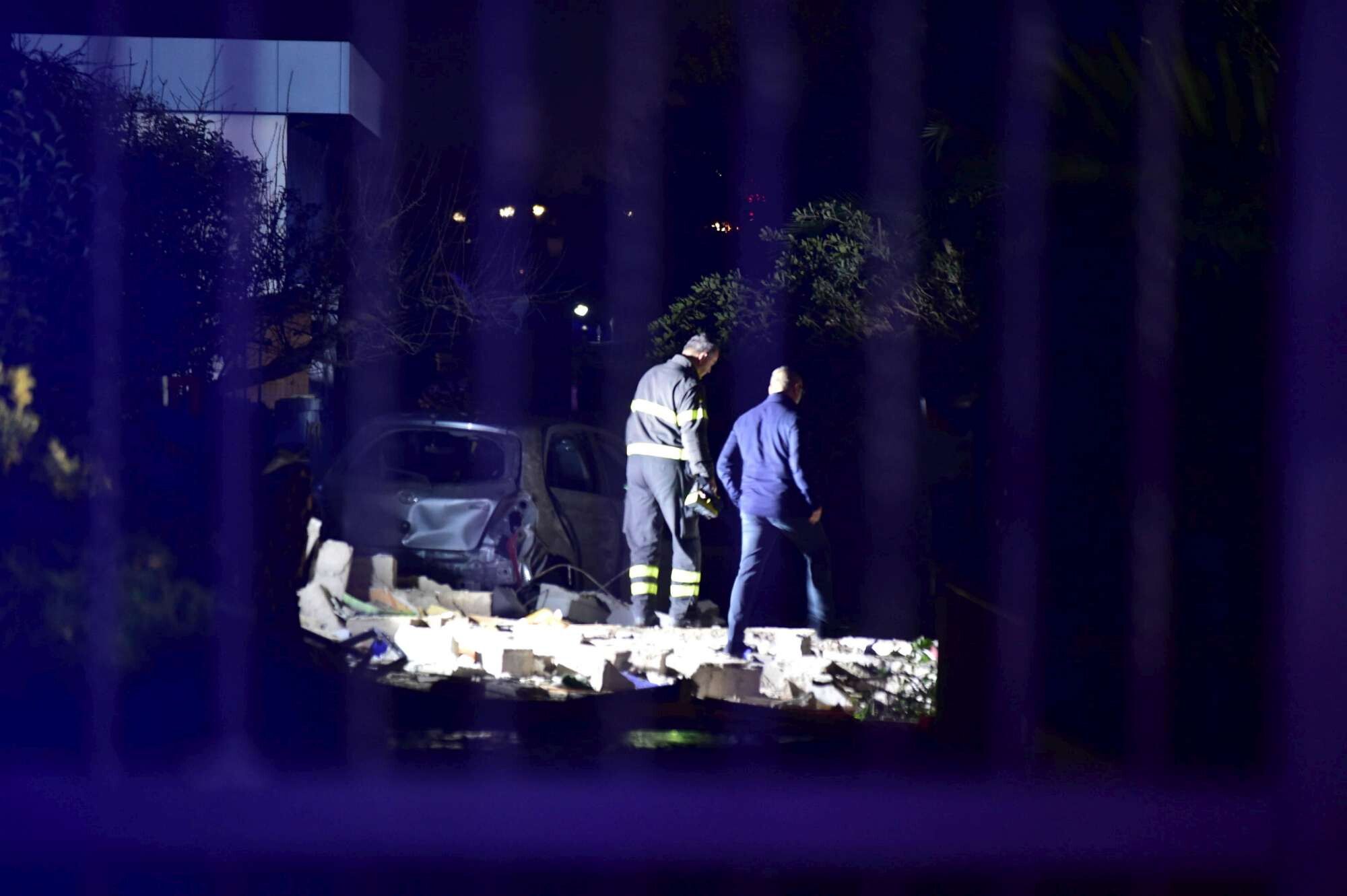 Aprilia (Latina), esplosione in villetta: tre morti Aprilia (Latina), esplosione in villetta: tre morti