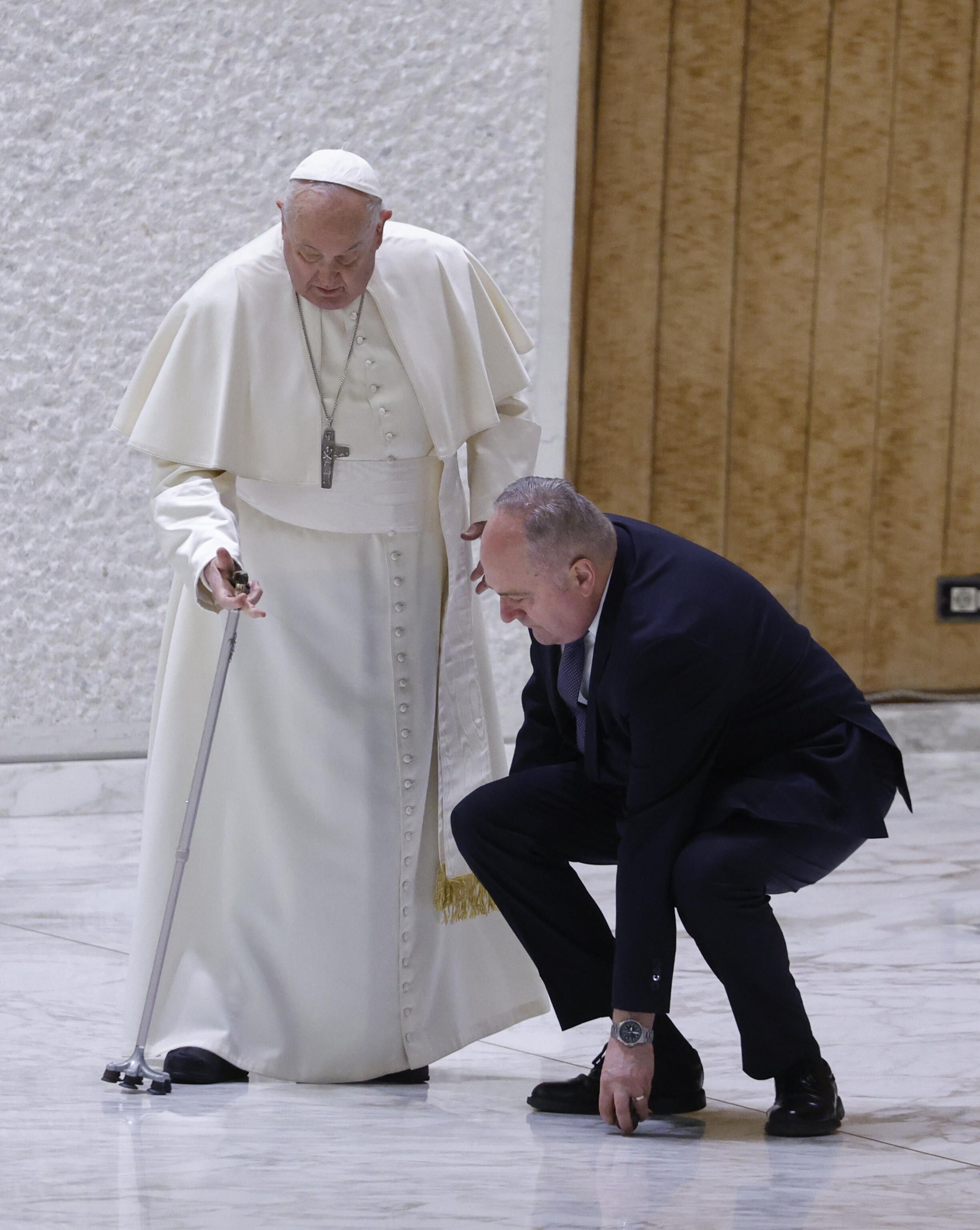 Si rompe il bastone all'inizio dell'udienza, il Papa vacilla