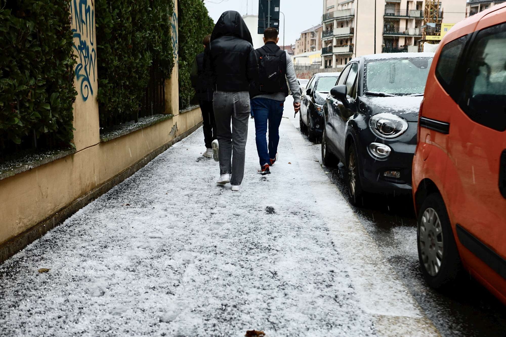 Grandinata a Milano: strade e piazze imbiancate nel giorno dello ...