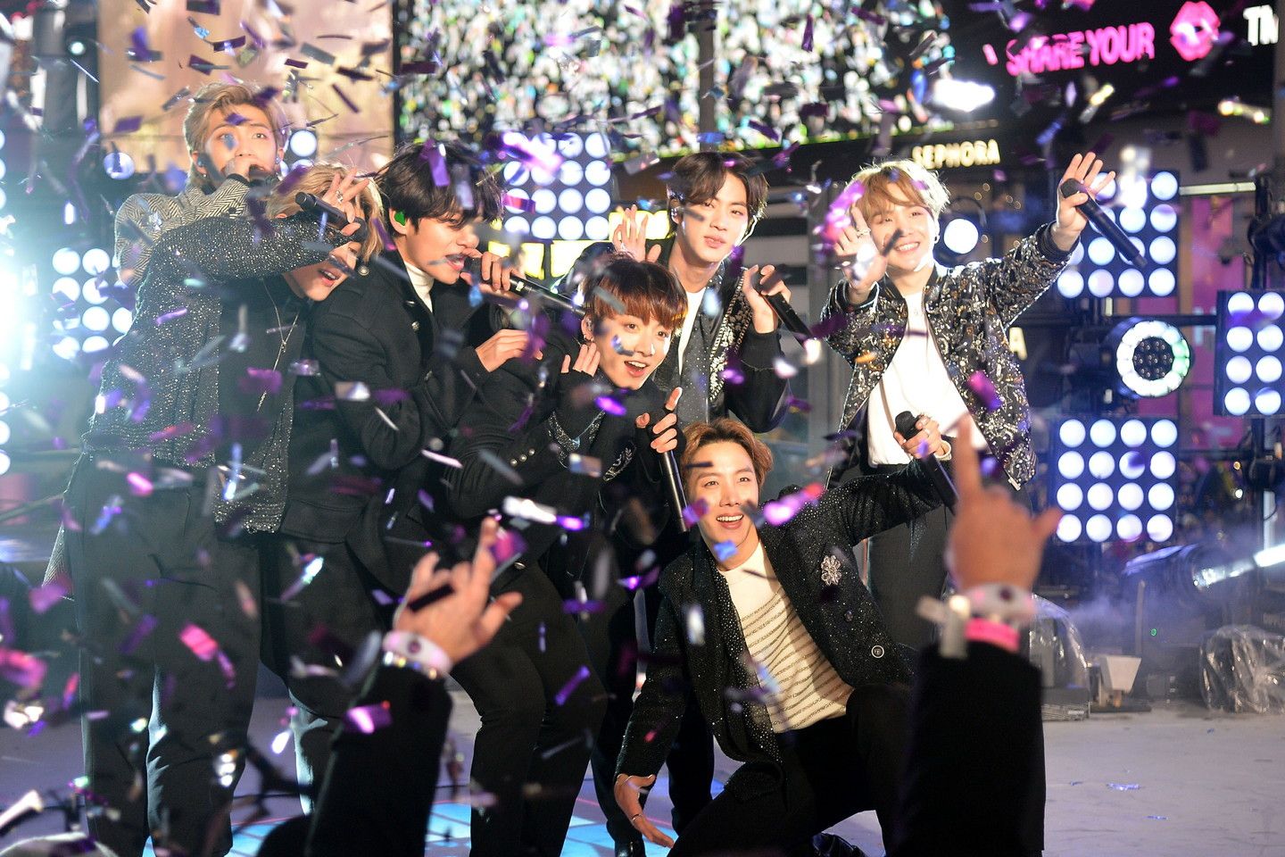 Bts compiono 10 anni, la band k-pop colora di viola Seoul