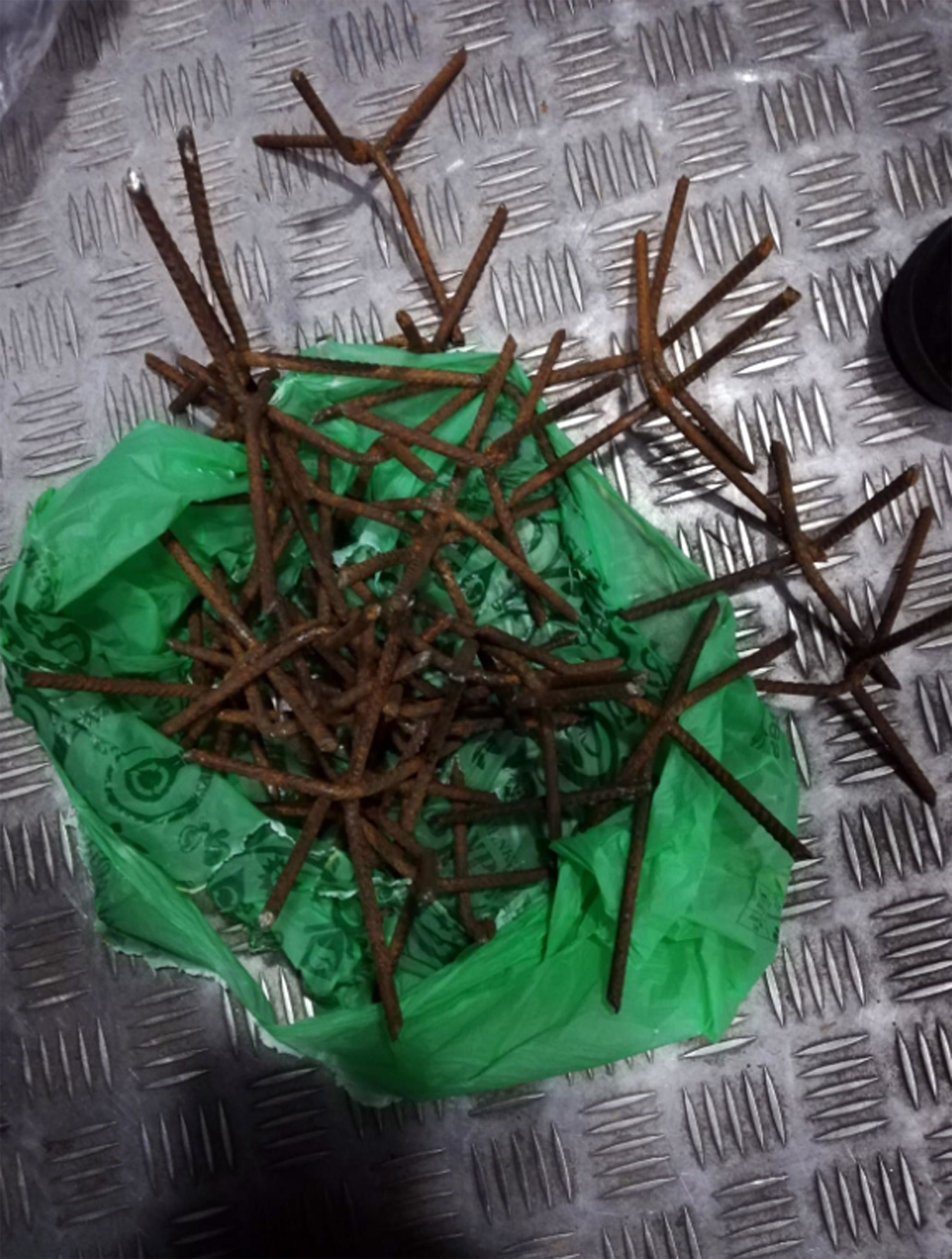 Tav, chiodi sulla strada: forate le gomme dei mezzi della polizia - Tgcom24