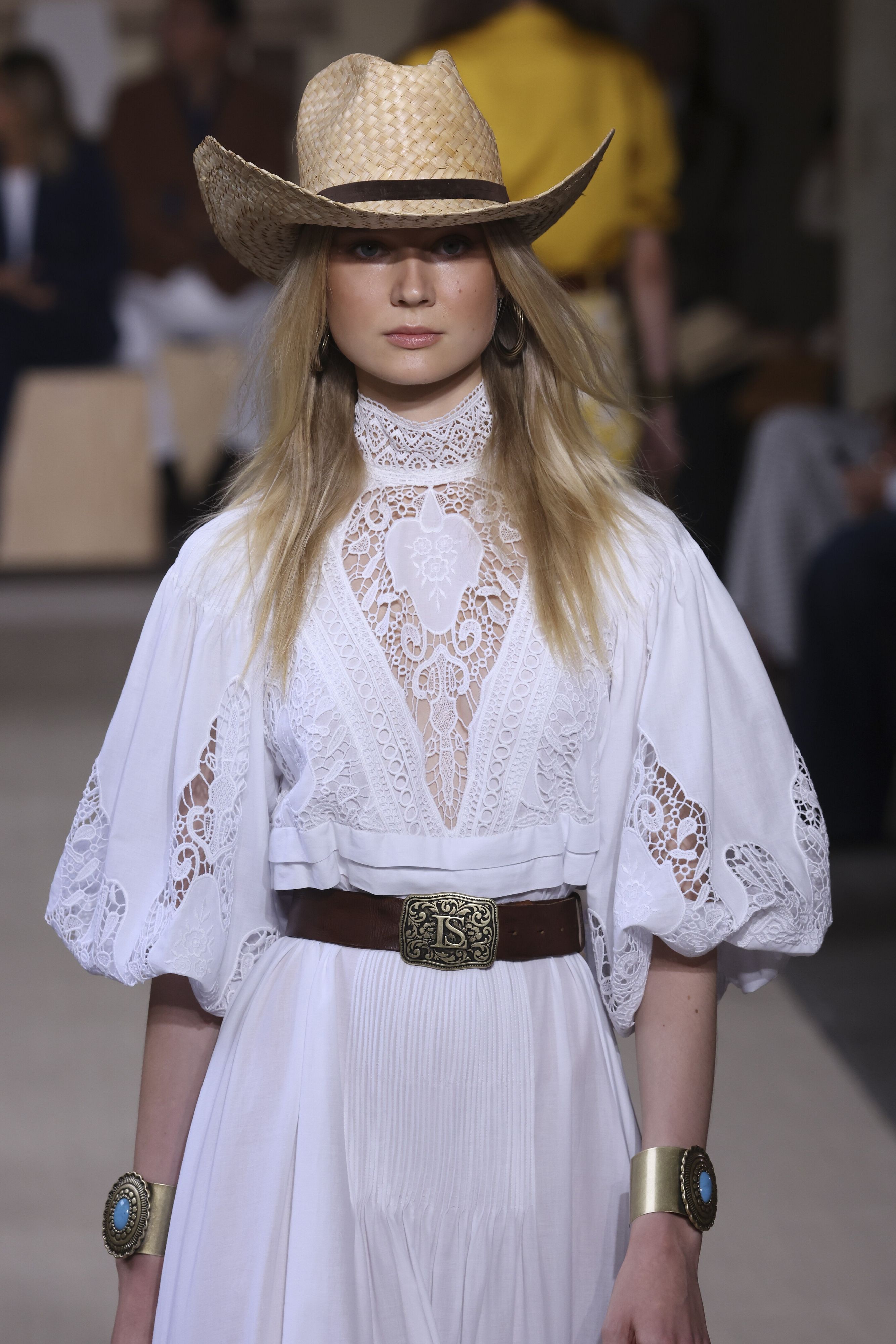 Moda, il cappello di paglia: dalle celebs ai look in passerella - Tgcom24