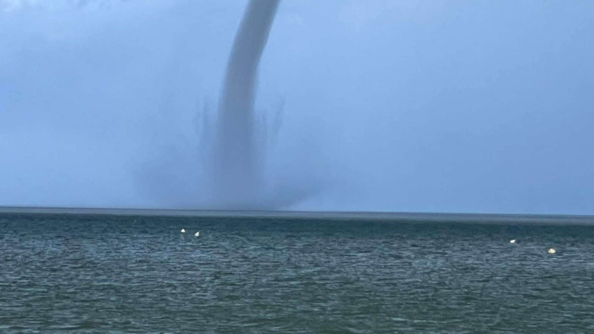 Maltempo, tromba d'aria sul Lago di Garda - Tgcom24