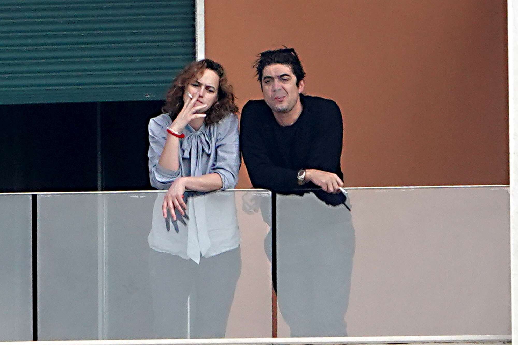 Riccardo Scamarcio a Napoli con Angharad Wood e la piccola Emily