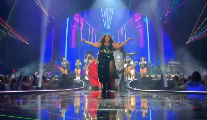 Lizzo sfida la legge contro le drag queen esibendosi con loro