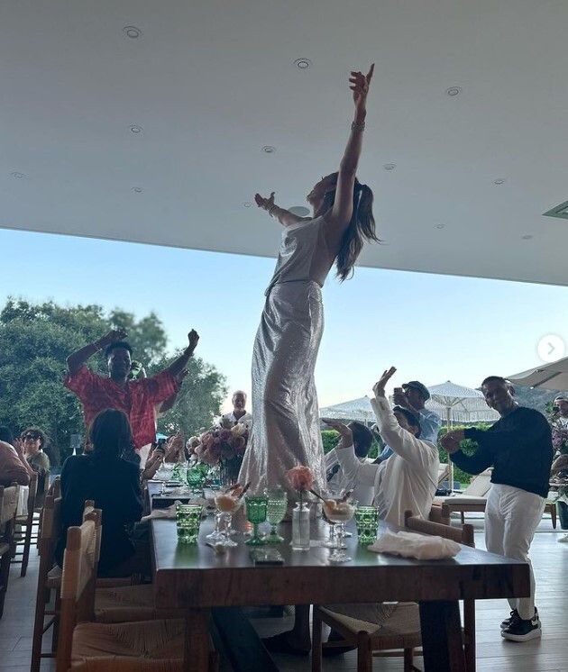 Jennifer Lopez regina di Capri: live improvvisato in un locale