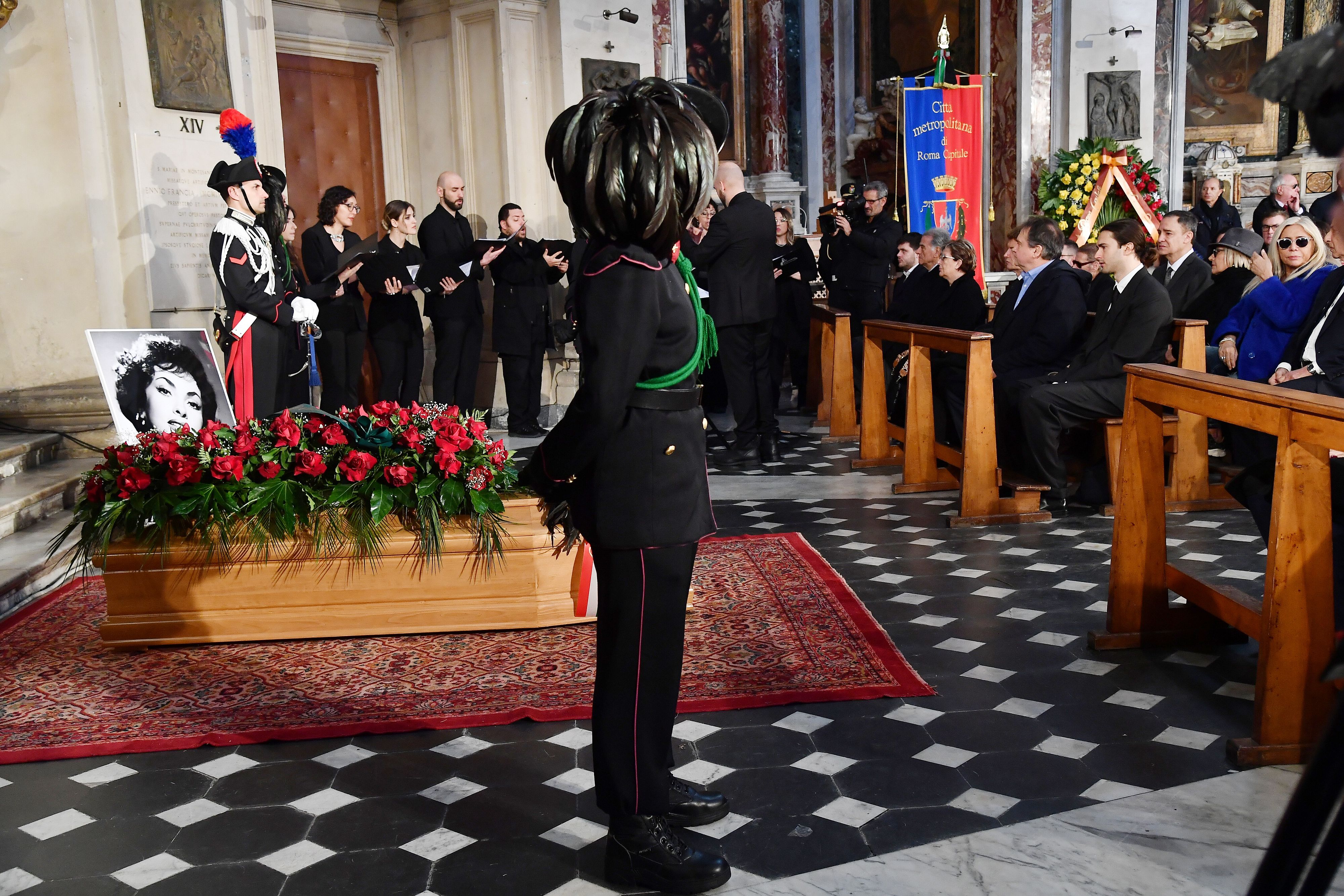 Funerali Gina Lollobrigida, la famiglia e l'assistente insieme