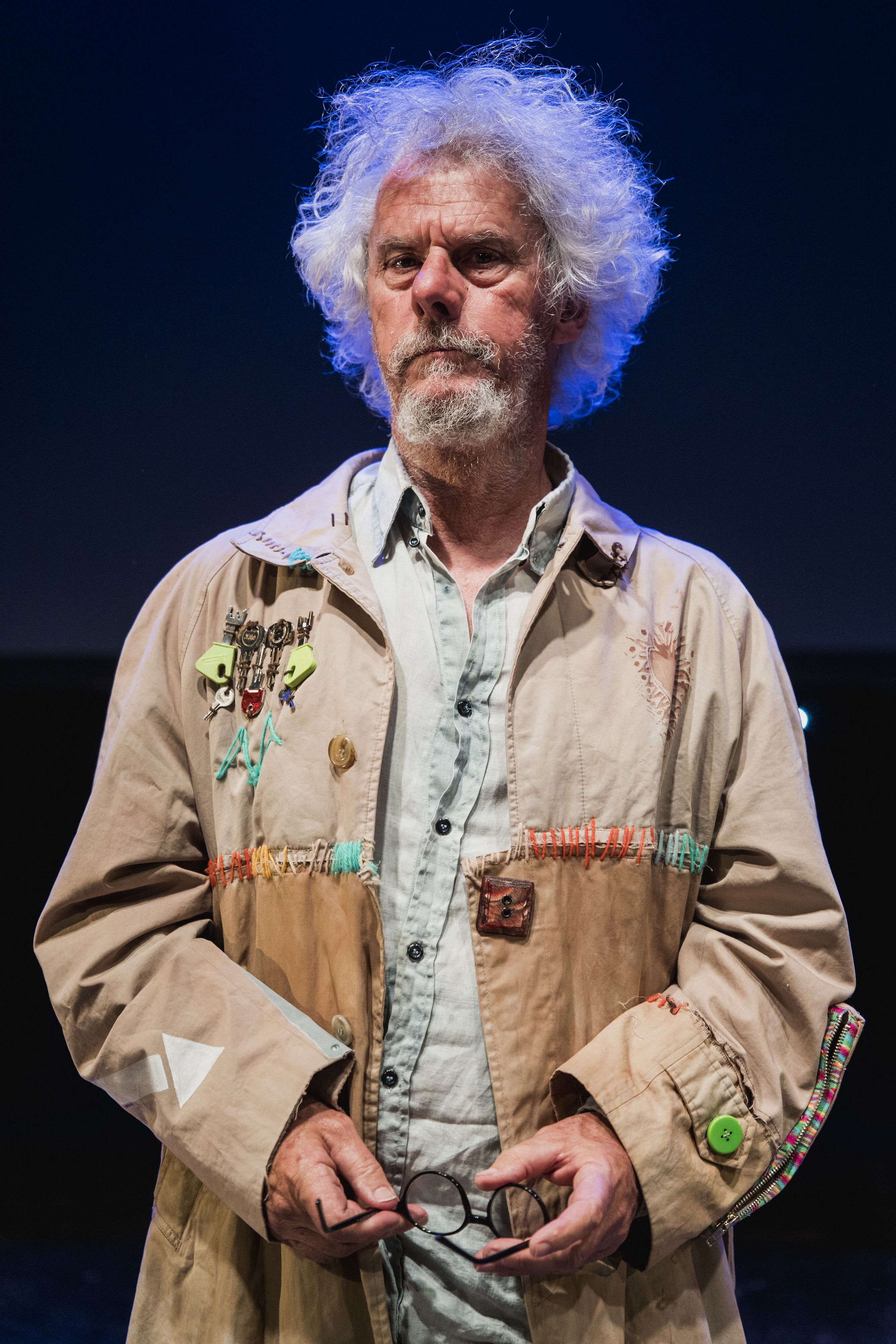 Paolo Migone porta il suo "Diario di un impermeabile" al teatro Manzoni