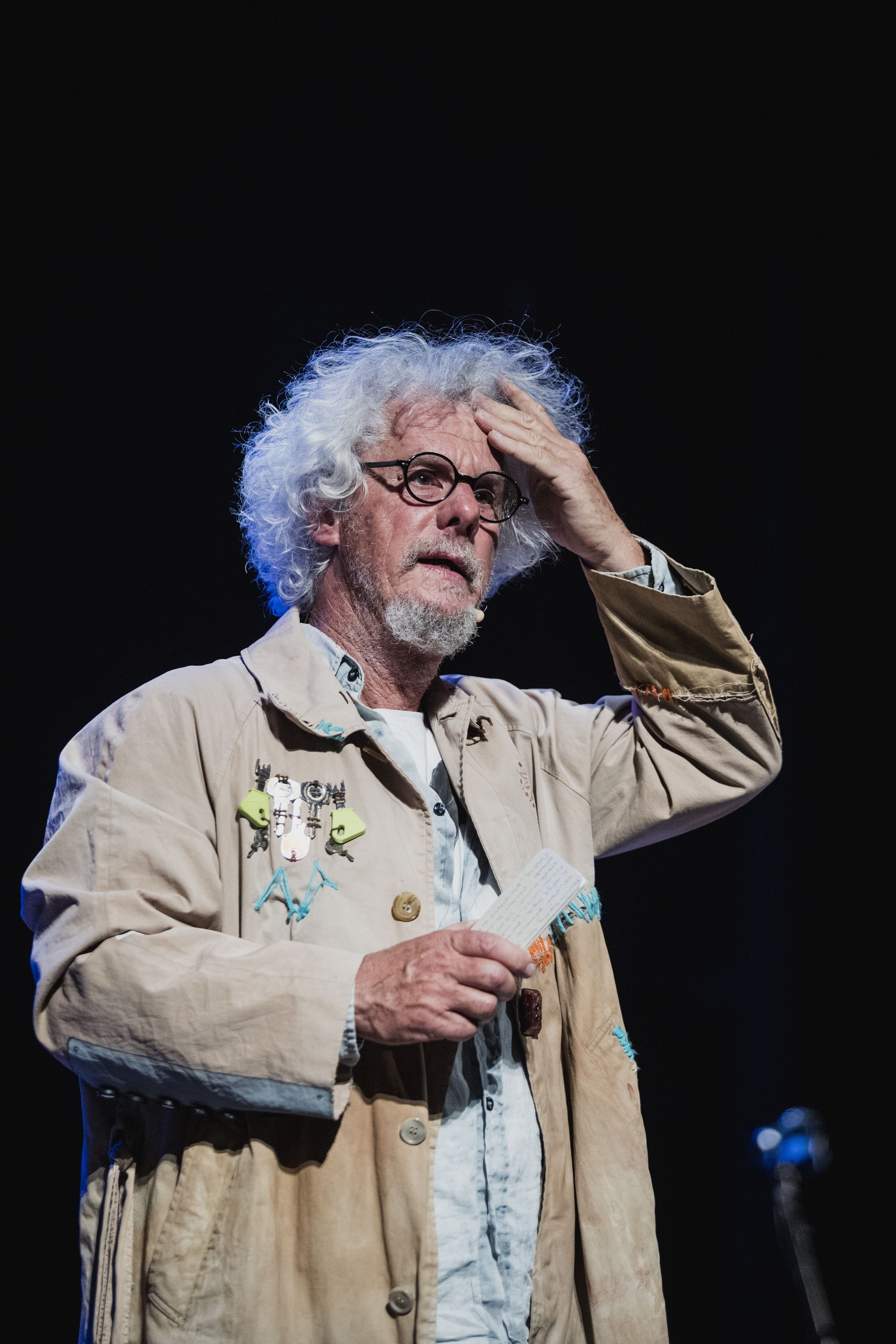 Paolo Migone porta il suo "Diario di un impermeabile" al teatro Manzoni