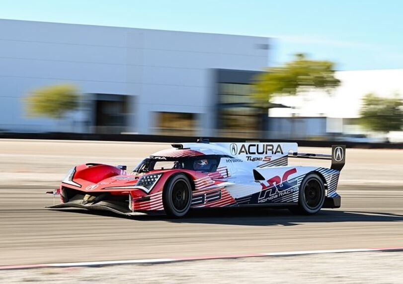 Verstappen alla guida della Hypercar Acura