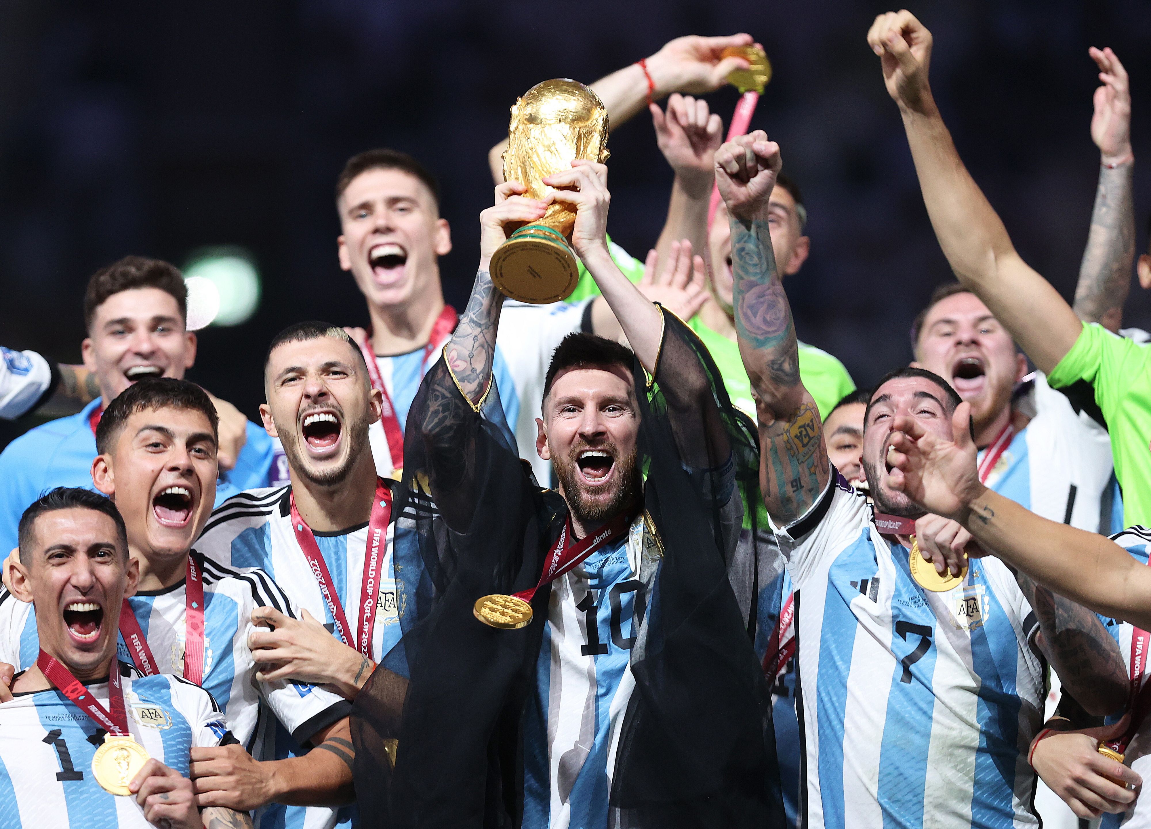 Messi alza la Coppa del Mondo col "bisht"
