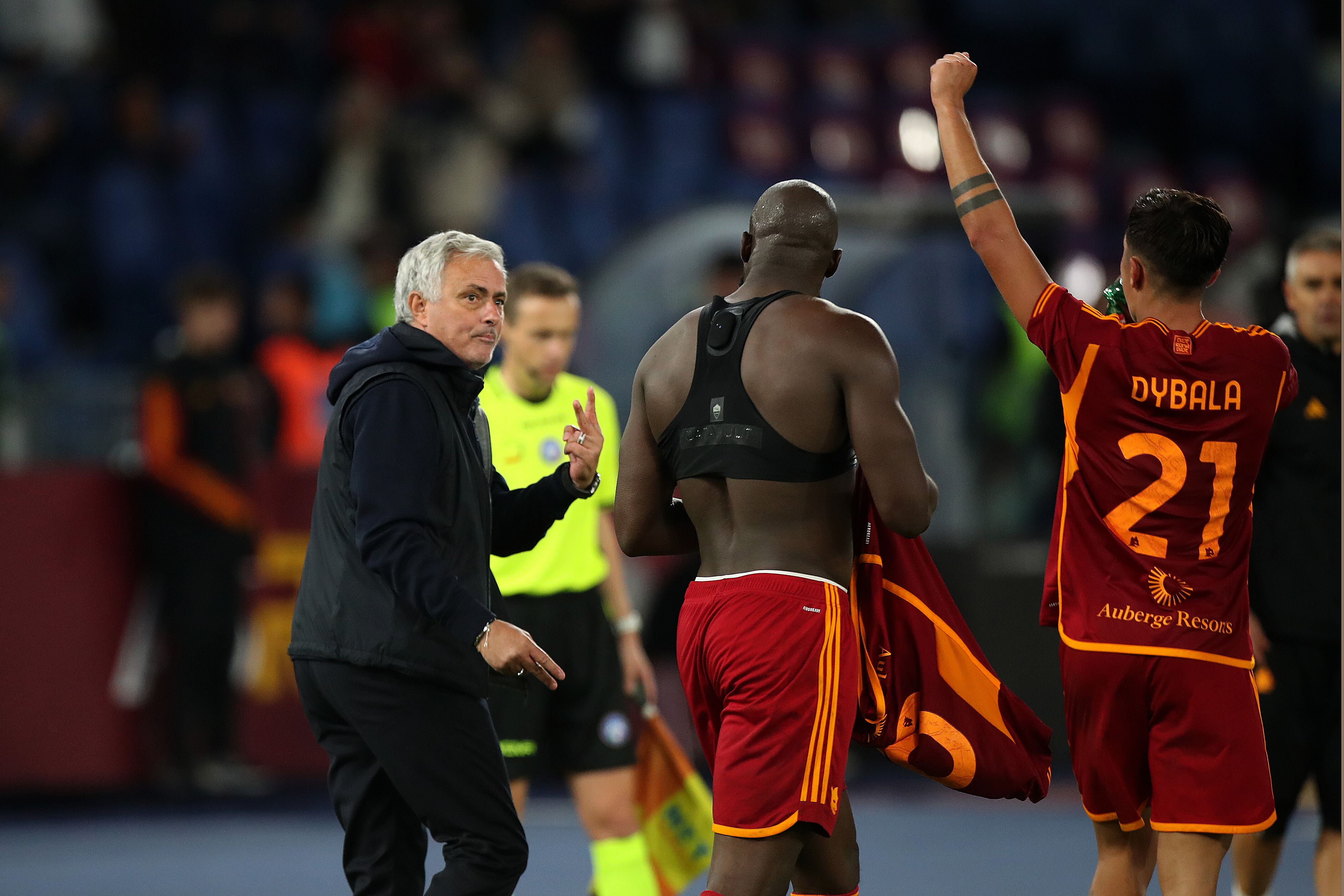 Roma, Mourinho: "Squadra e pubblico straordinari, 3 punti importanti"