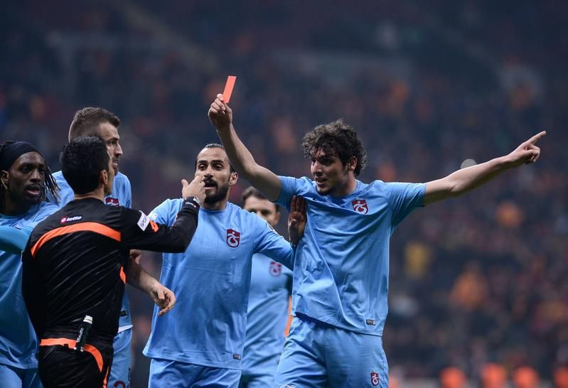 Salih Dursun come Gascoigne: ruba il rosso all'arbitro - Sportmediaset