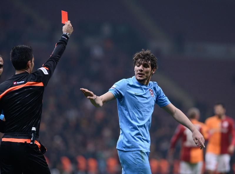 Salih Dursun come Gascoigne: ruba il rosso all'arbitro - Sportmediaset