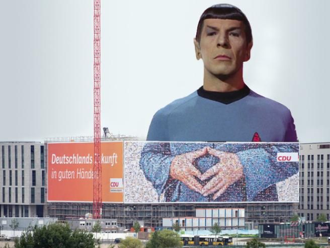 Angela Merkel diventa un'emoticon, grazie alla sua tipica posa con le ...