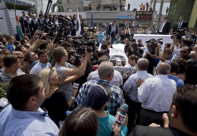 Migliaia ai funerali del re dei rom - Tgcom24