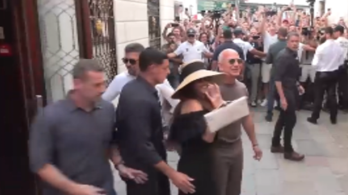 Bezos e moglie lasciano l'Harry's Bar