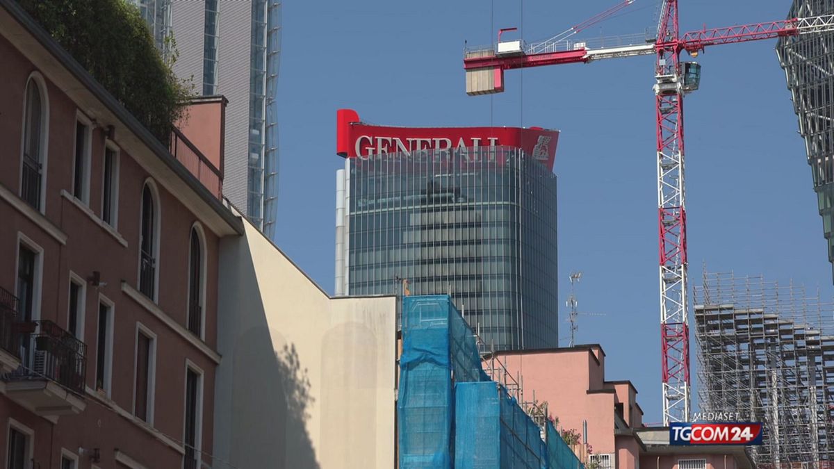 Milano, crolla l'insegna di una torre a CityLife