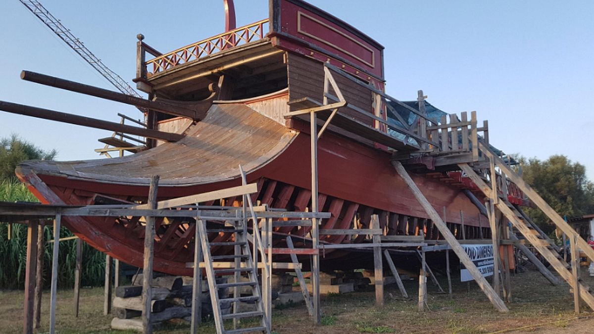 Fiumicino, fiamme in cantiere della liburna: salva la nave romana