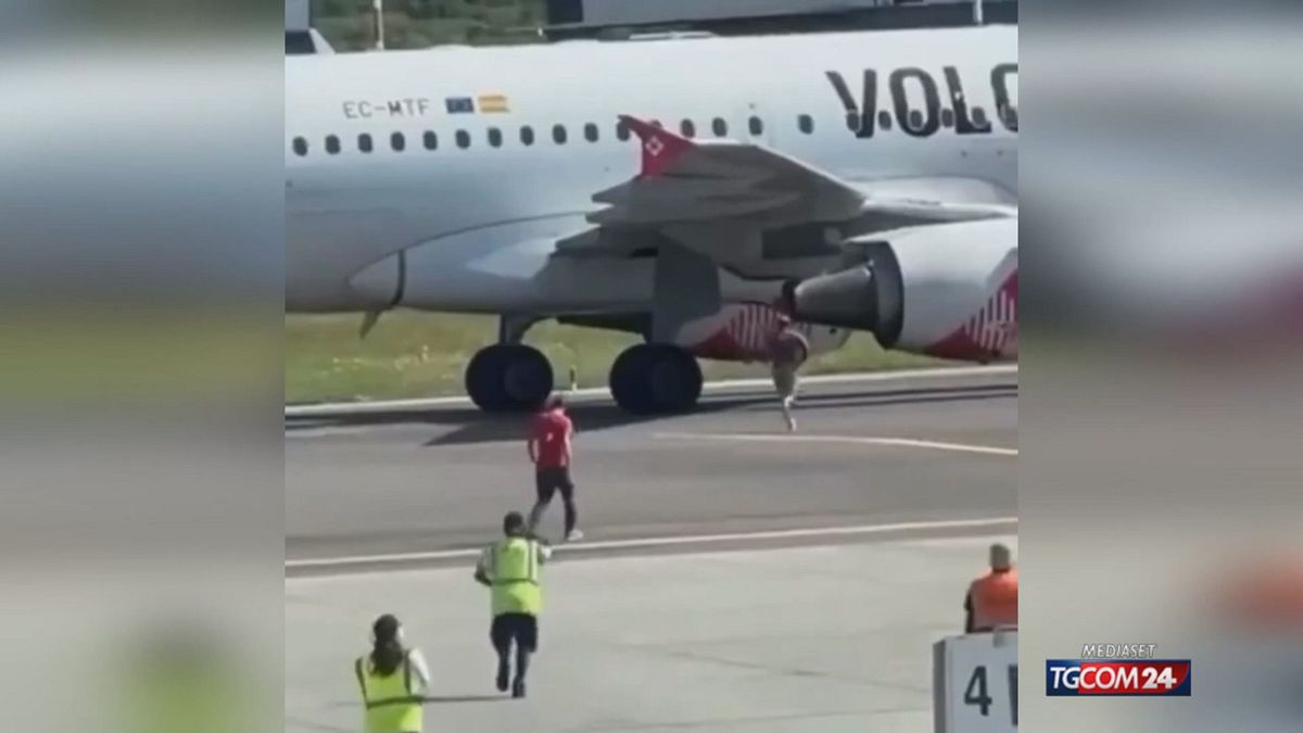 Risucchiato da motore aereo a Orio al Serio, le immagini shock