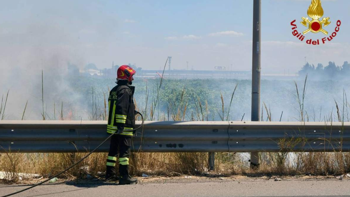 Catania, incendio vicino all'aeroporto: chiuso lo scalo