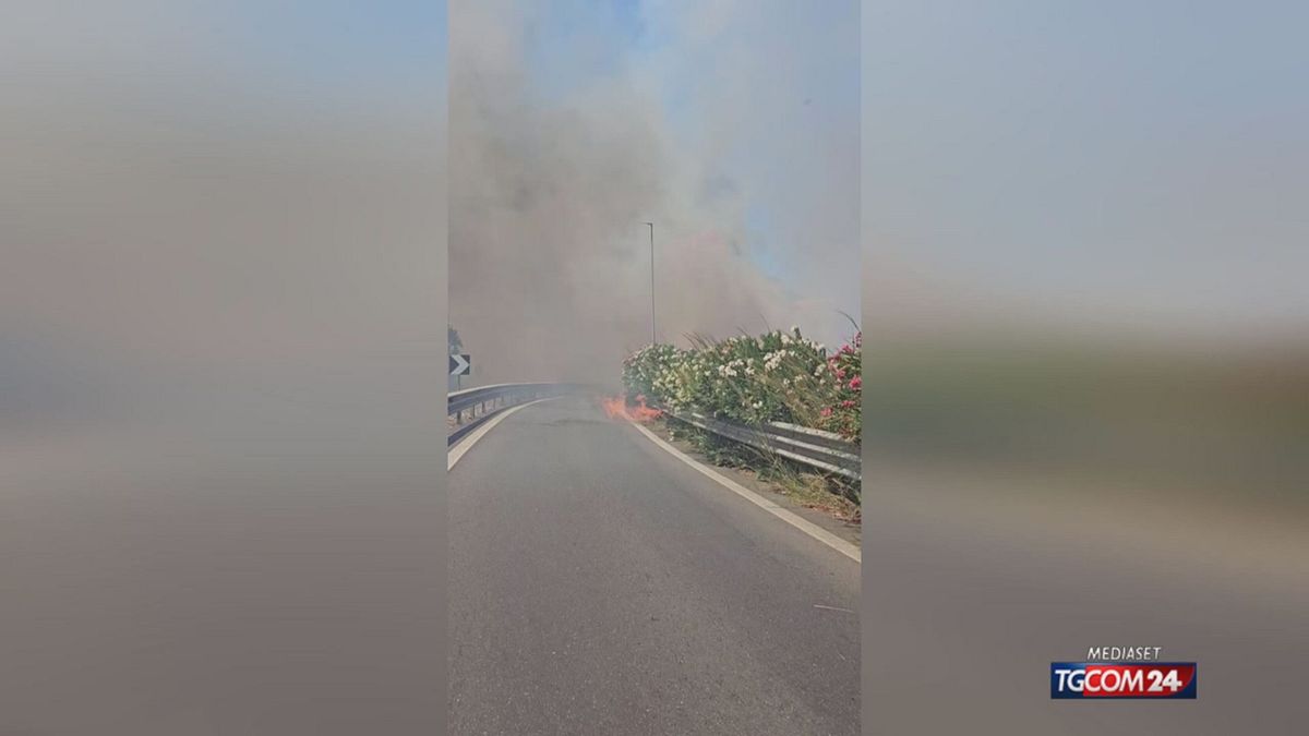 Catania, incendio vicino all'aeroporto: sospesi i voli