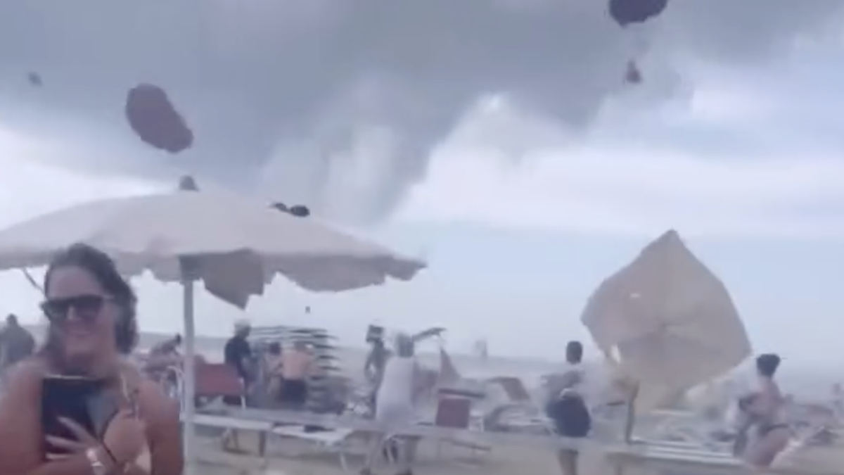 Tromba d' aria su litorale vicino a Roma volano ombrelloni spiaggia