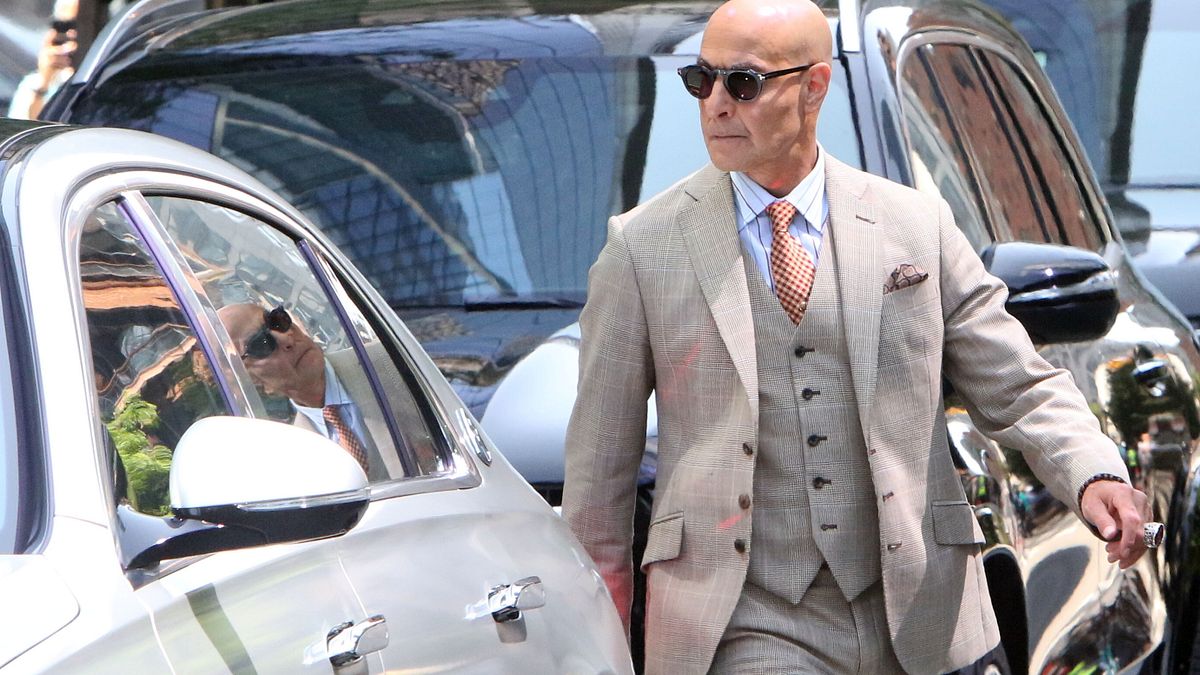 Il Diavolo veste Prada 2: il look impeccabile di Stanley Tucci
