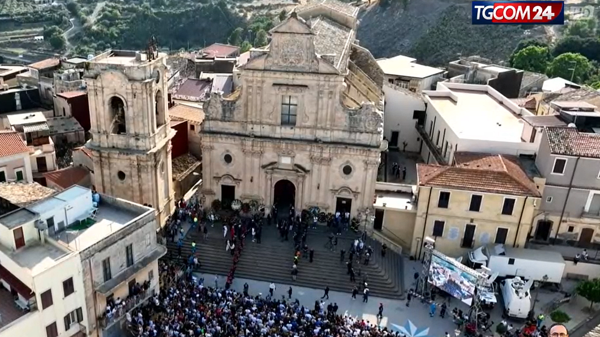 L'abbraccio di Militello a Pippo Baudo: in migliaia ai funerali
