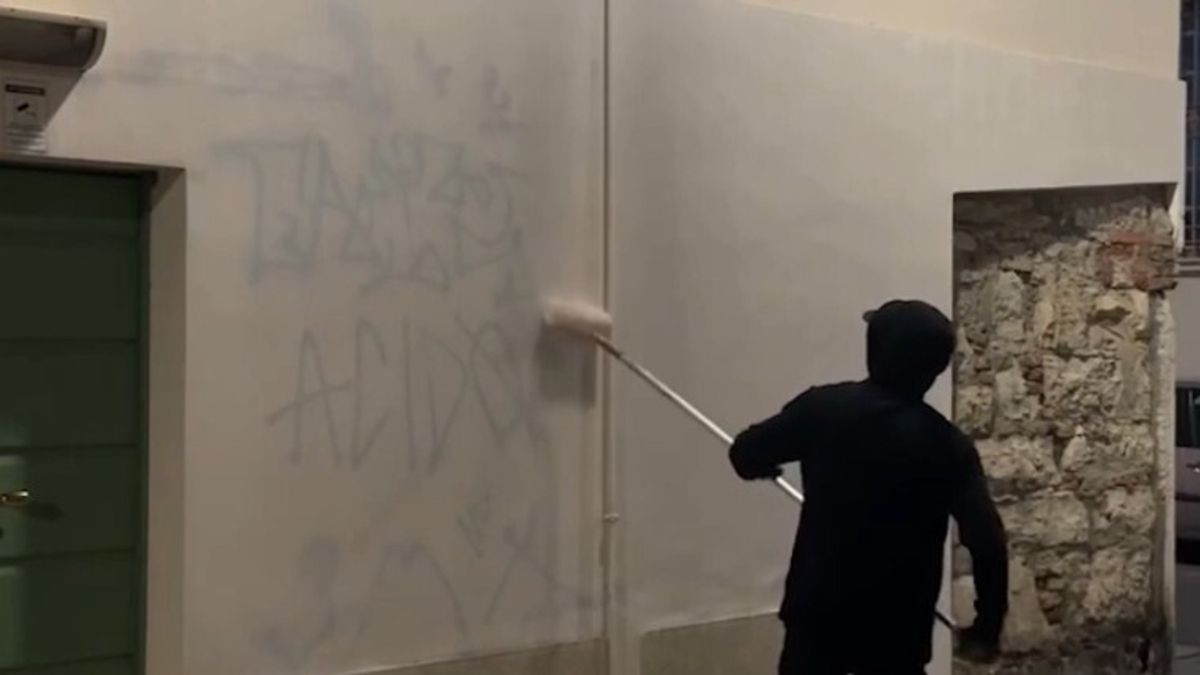 Chi è Ghost Pitùr, il "supereroe" che di notte ripulisce i muri di Brescia