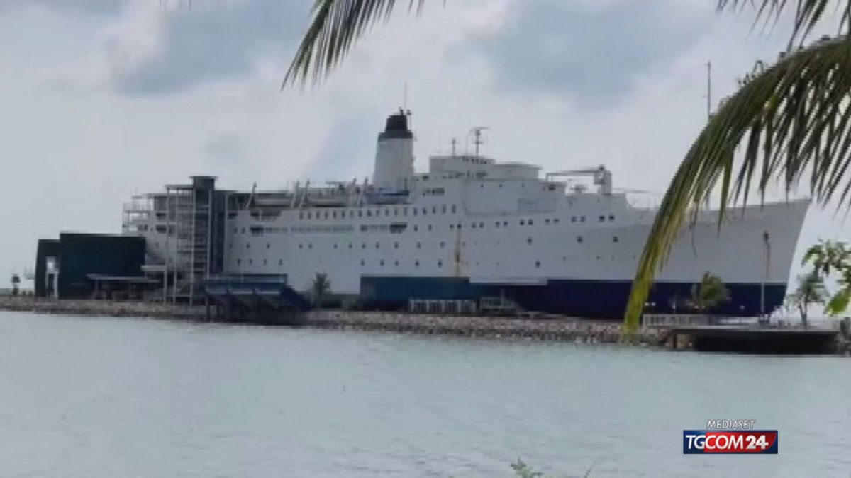 La storia di Doulos Phos: da nave cargo a hotel di lusso in Indonesia