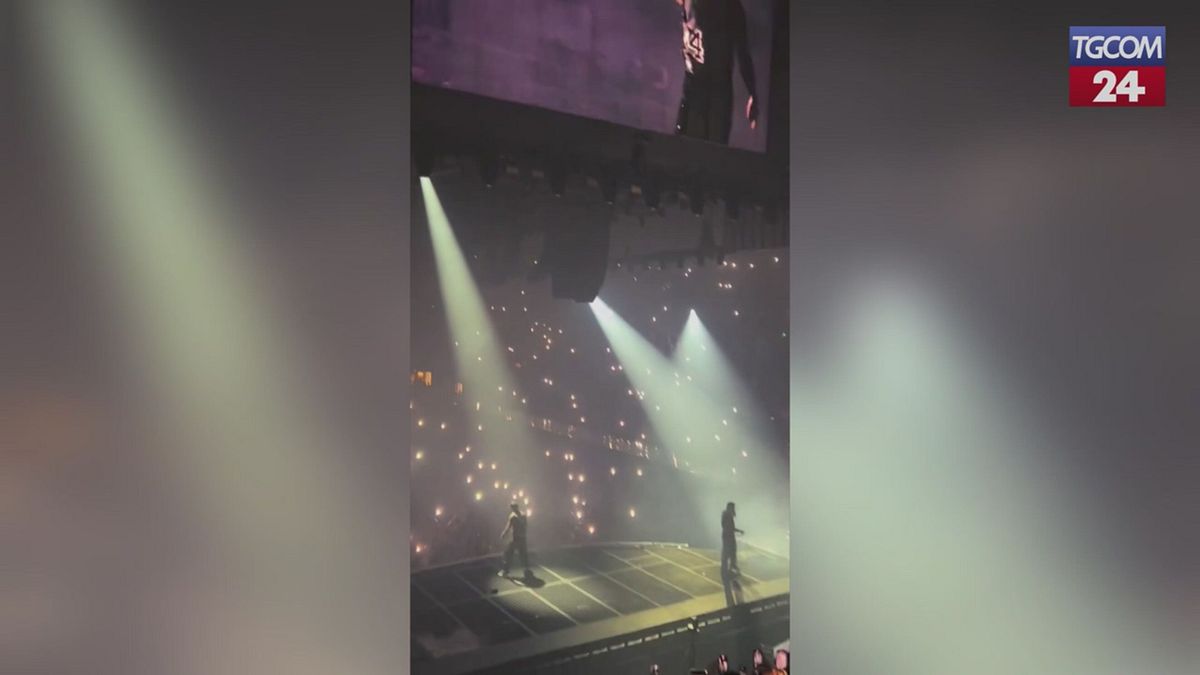 Sfera Ebbasta a sorpresa sul palco con Drake