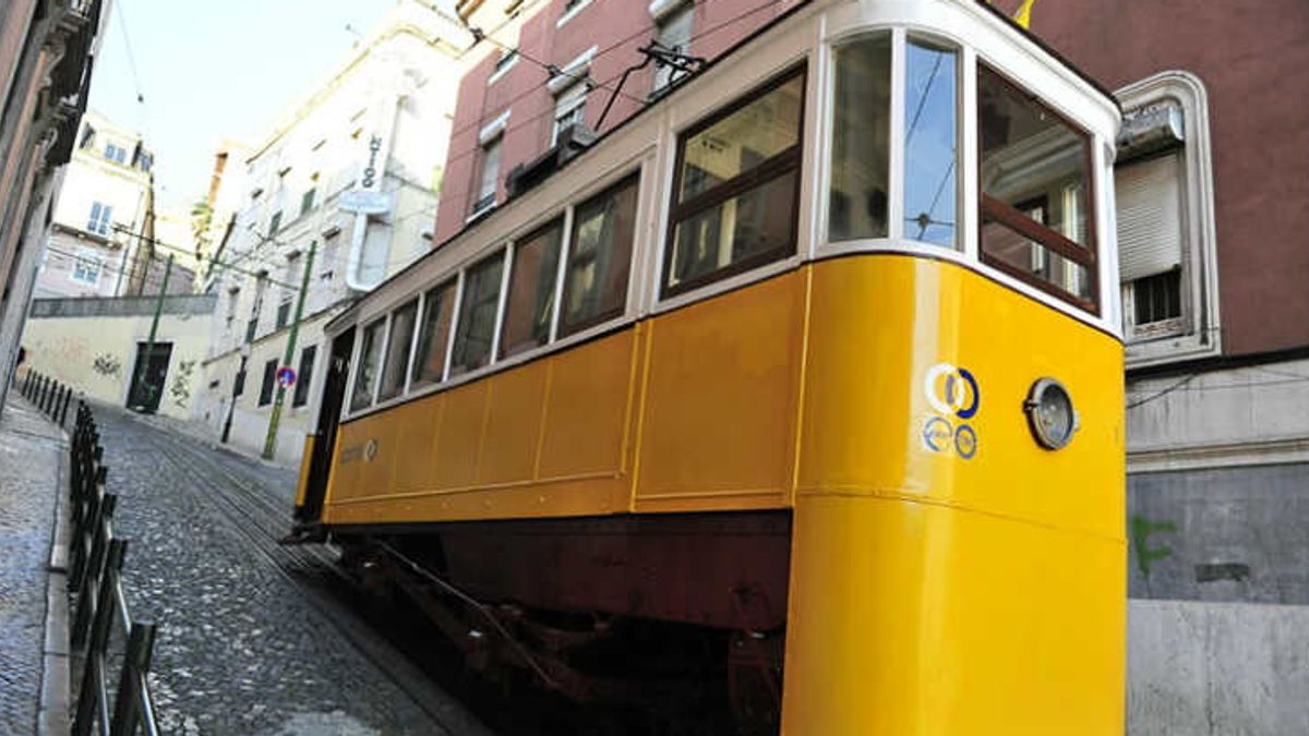 La funicolare da Glória, una delle attrazioni simbolo di Lisbona