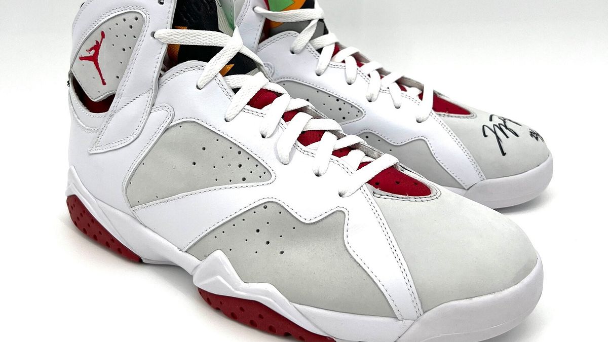 Quarant'anni di Nike Air Jordan: all'asta un paio firmato da Michael Jordan