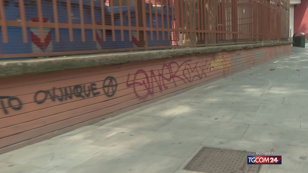 Brescia, i vandali imbrattano di nuovo i muri puliti da "Ghost Pitùr"