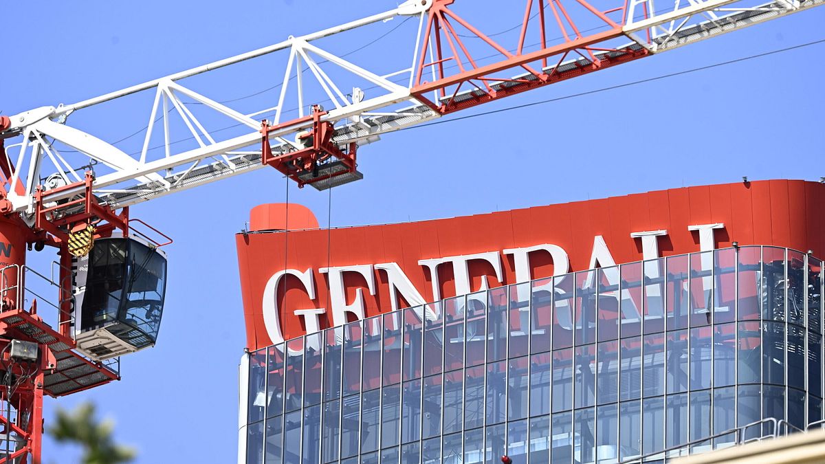 Insegna Generali crollata dal grattacielo a Milano: 10 indagati