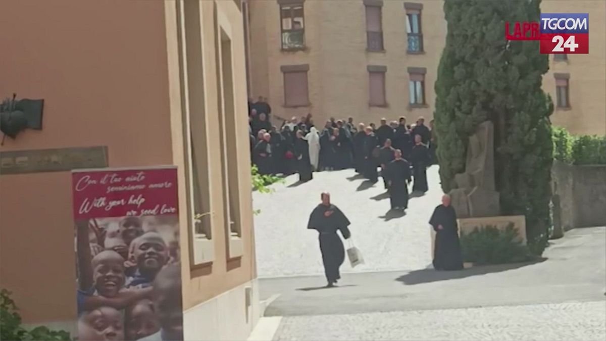 Papa Leone XIV incontra gli agostiniani e posa per una foto ricordo