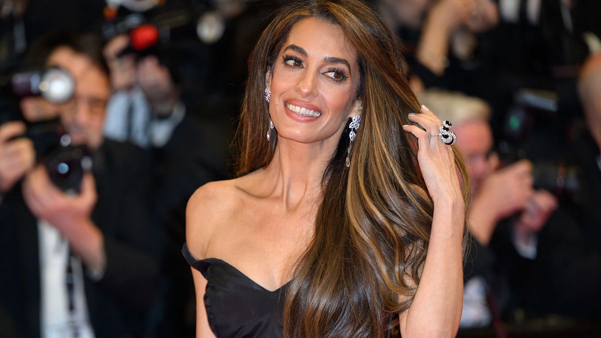 Capelli con le onde, i "signature look" di Amal Clooney