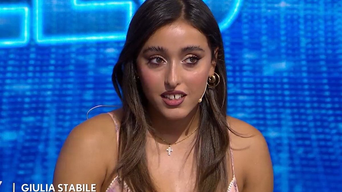 Giulia Stabile e il body shaming: "Le critiche mi mandano fuori"
