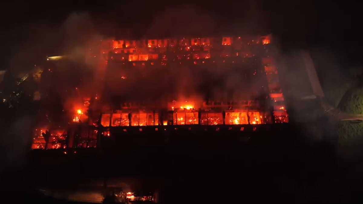 Lecco, in fiamme il Monastero della Bernaga: le immagini