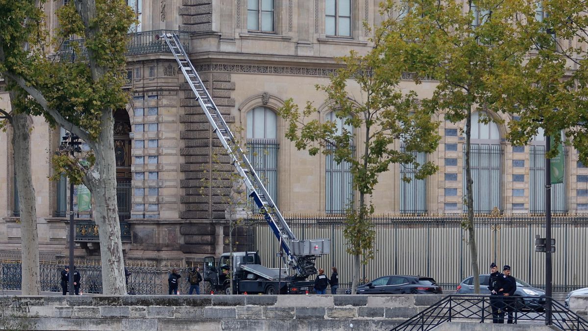 Incredibile furto al Louvre, rubati i gioielli di Napoleone e dell ...