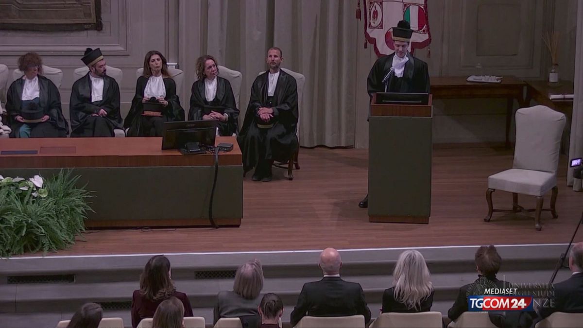 Roberto Bolle commosso per laurea honoris causa: "Mi sono sempre detto ...