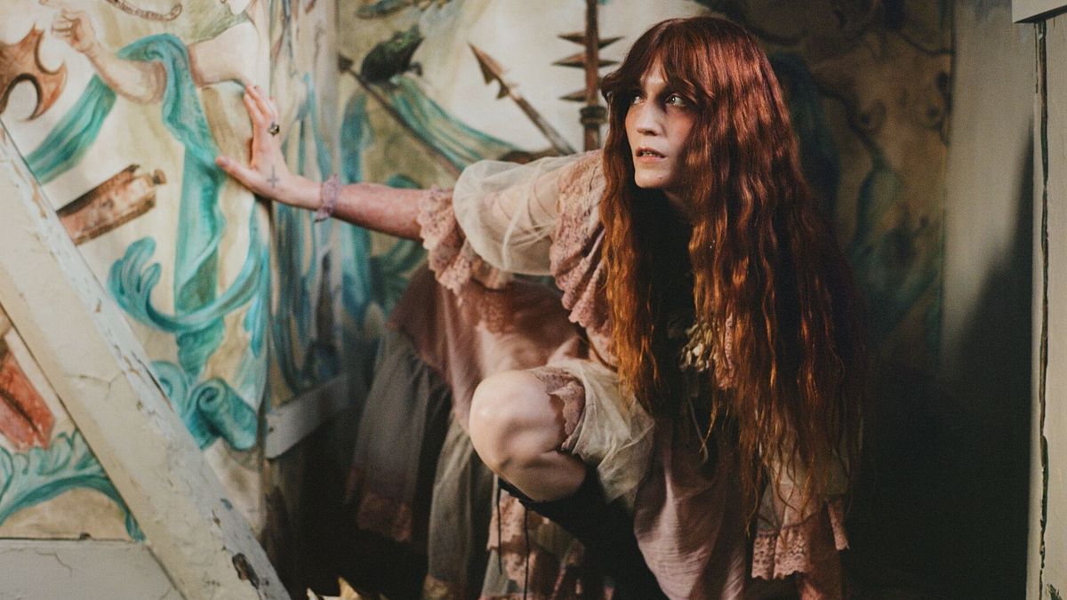 “Everybody Scream”: Florence + The Machine tra stregoneria, dolore e guarigione