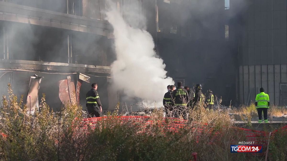 Incendio a Roma, si lncia dalla finestra per salvarsi
