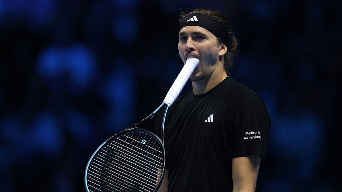 Zverev nervoso e sconsolato se la prende con il... tabellone dello sponsor