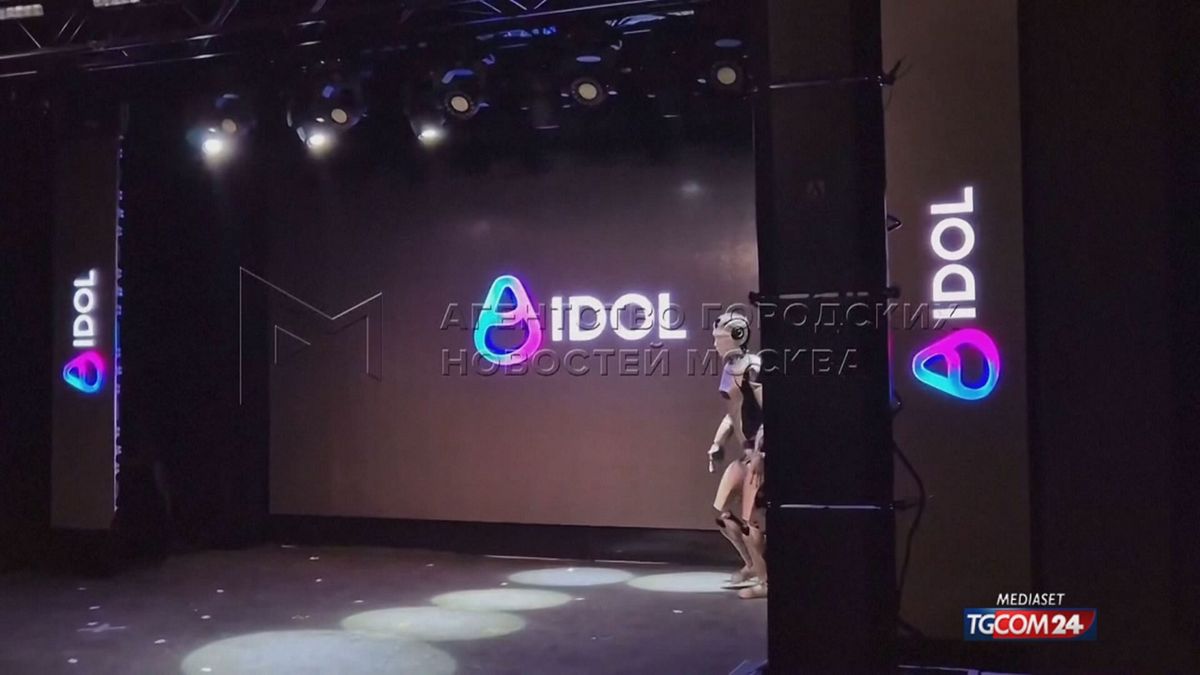 Russia, il robot umanoide Aidol cade sul palco durante la presentazione
