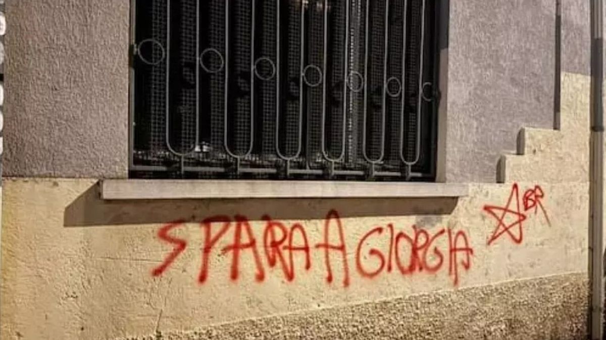 Scritta "Spara a Giorgia" firmata Br sui muri della sede della Lega nel ...